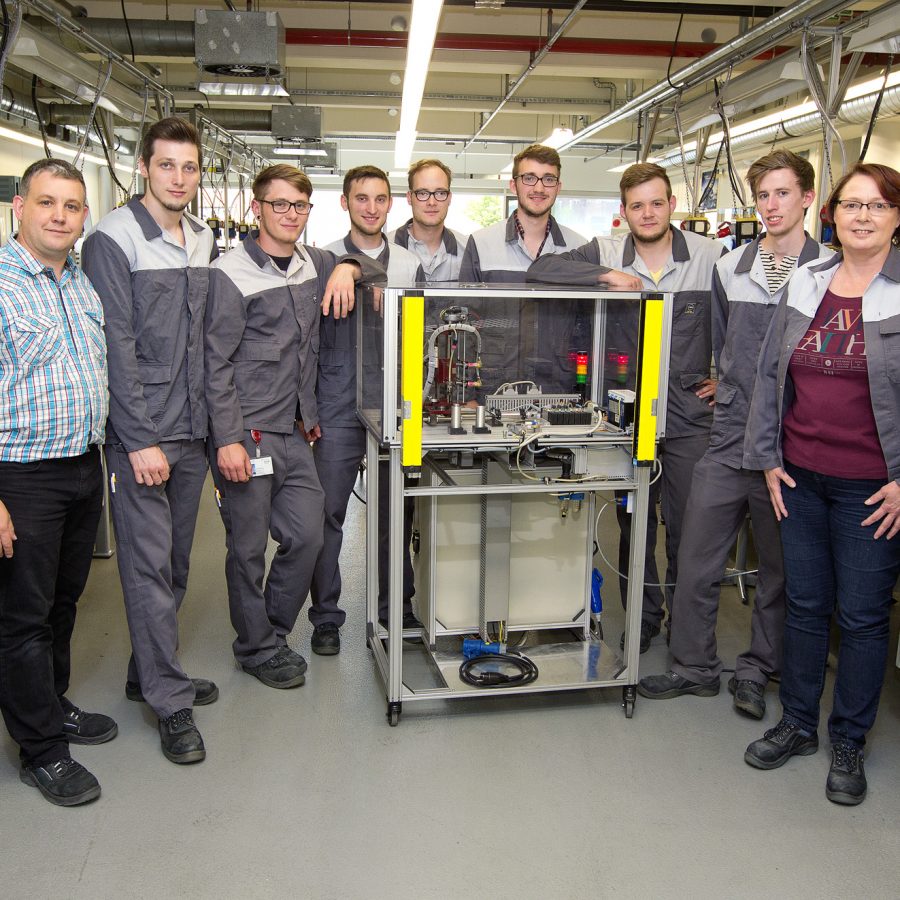 Kerstin Geis vor Ort Besuch bei Auszubildenden der Adam Opel AG in ...